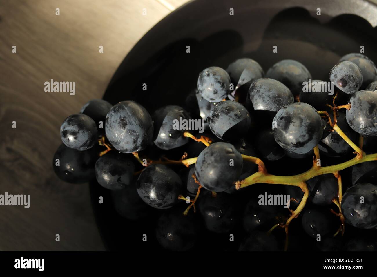 Fresh dark red grapes close up Stock Photo - Alamy