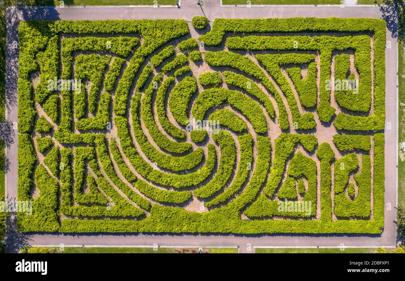 Hedge maze above hi-res stock photography and images - Alamy