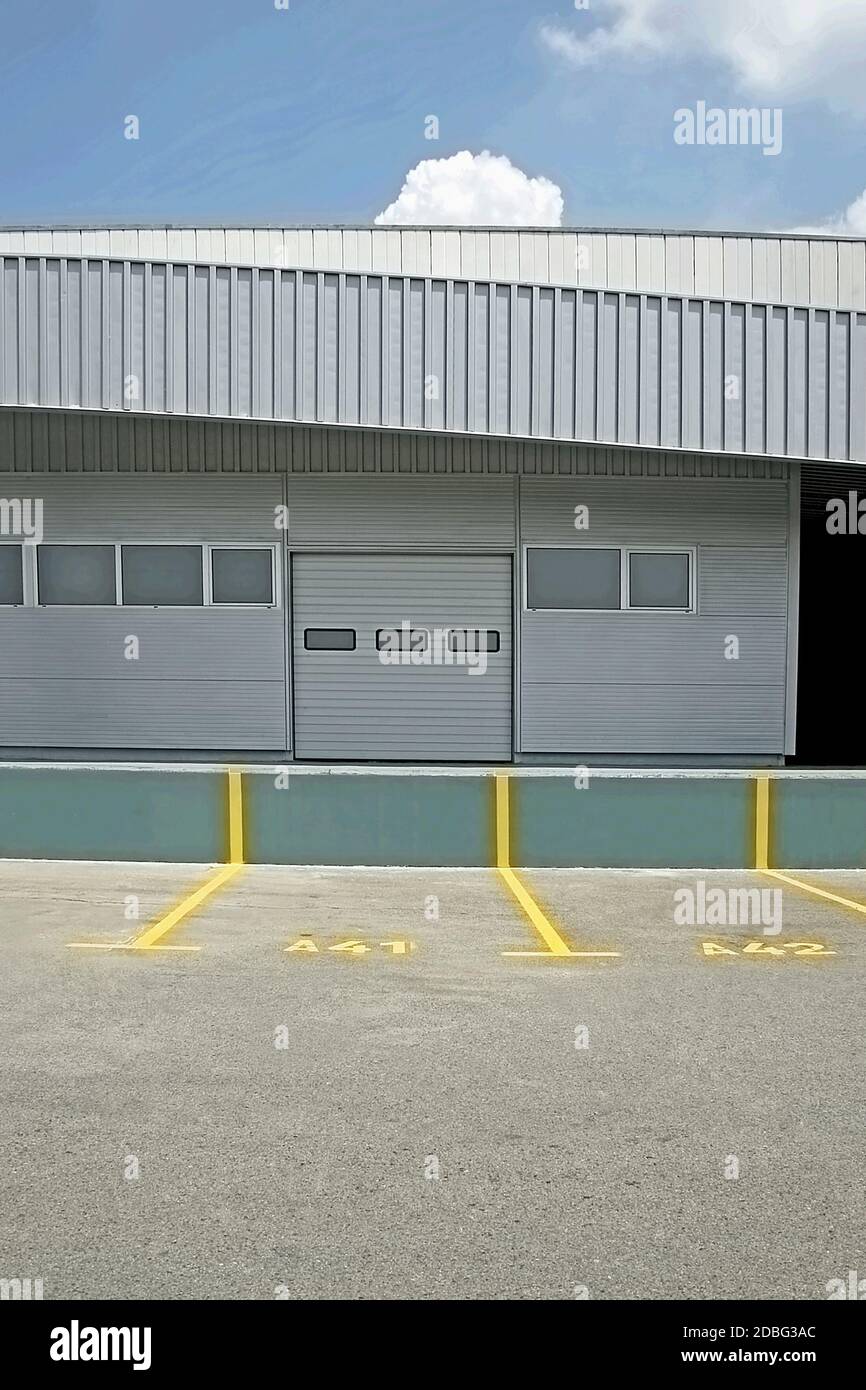 Big storage house loading deck and entrance Stock Photo - Alamy