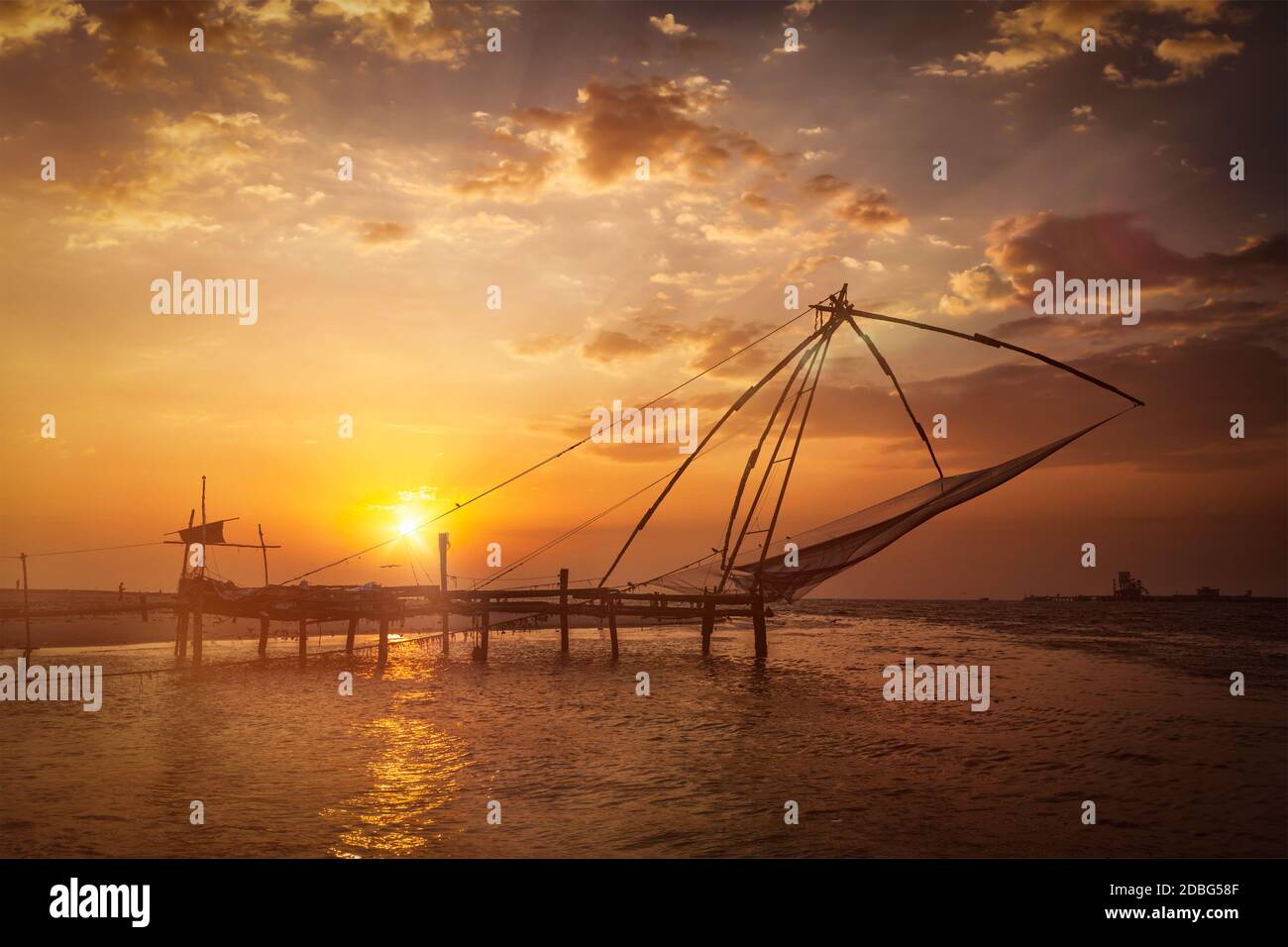 Kochi chinese fishnets on sunset. Fort Kochin, Kochi, Kerala, India ...
