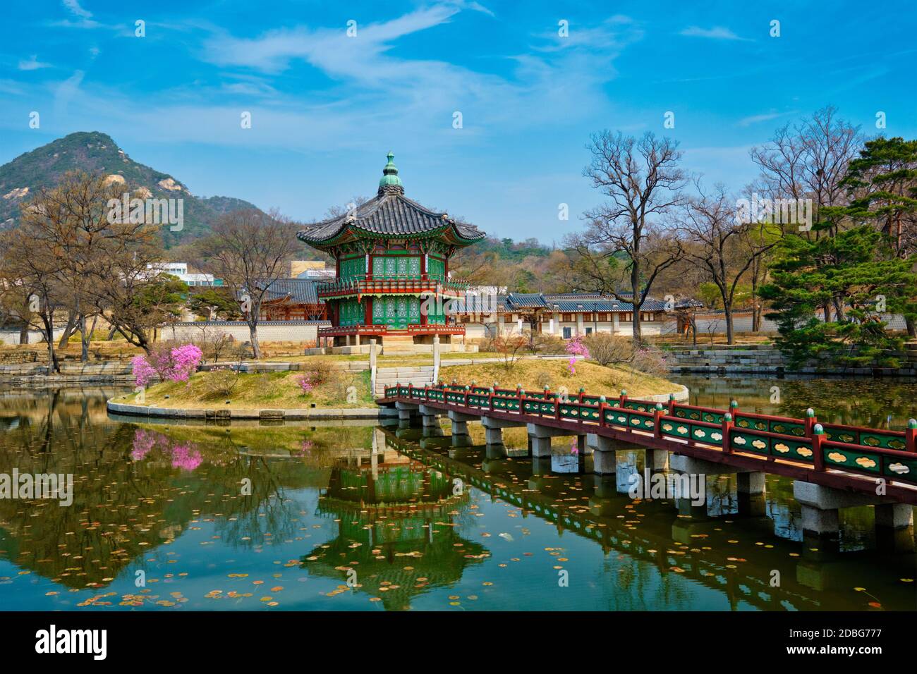 Hyangwonjeong Pavilion in Gyeongbokgung Palace, Seoul, South Korea ...