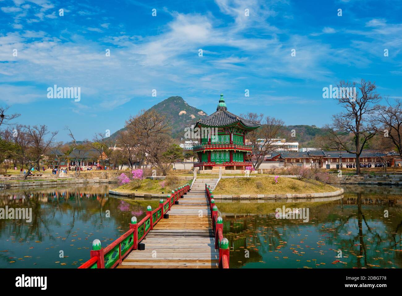 Hyangwonjeong Pavilion in Gyeongbokgung Palace, Seoul, South Korea ...