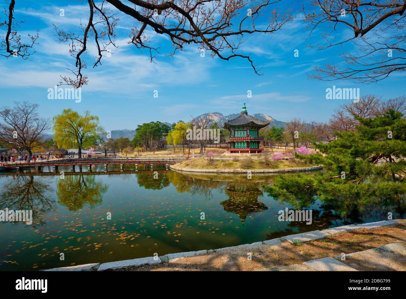 Hyangwonjeong Pavilion in Gyeongbokgung Palace, Seoul, South Korea ...