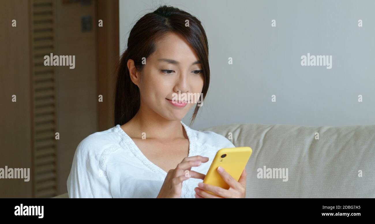 Housewife use of mobile phone at home Stock Photo - Alamy