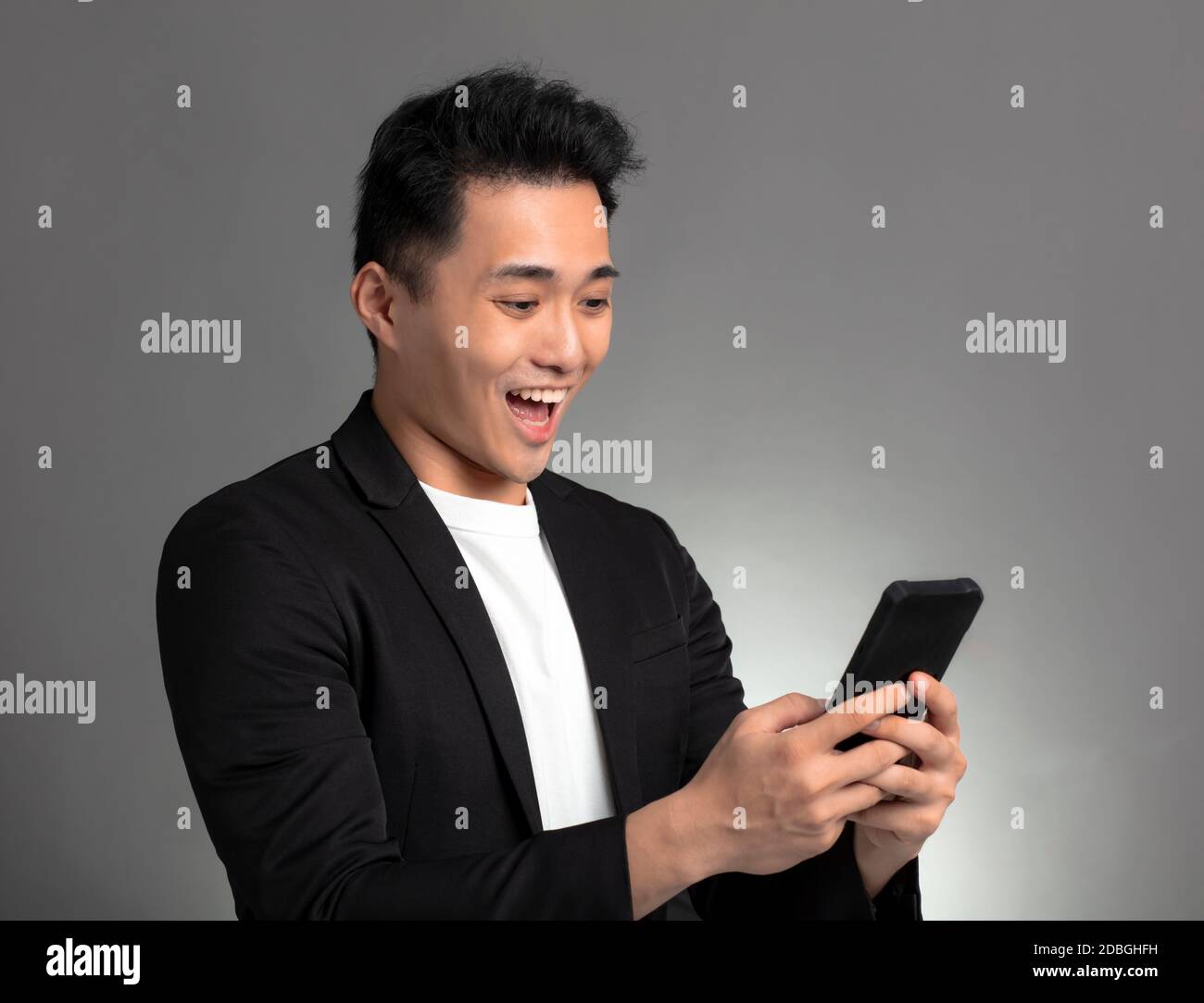 Man surprised watching mobile phone hi-res stock photography and images ...