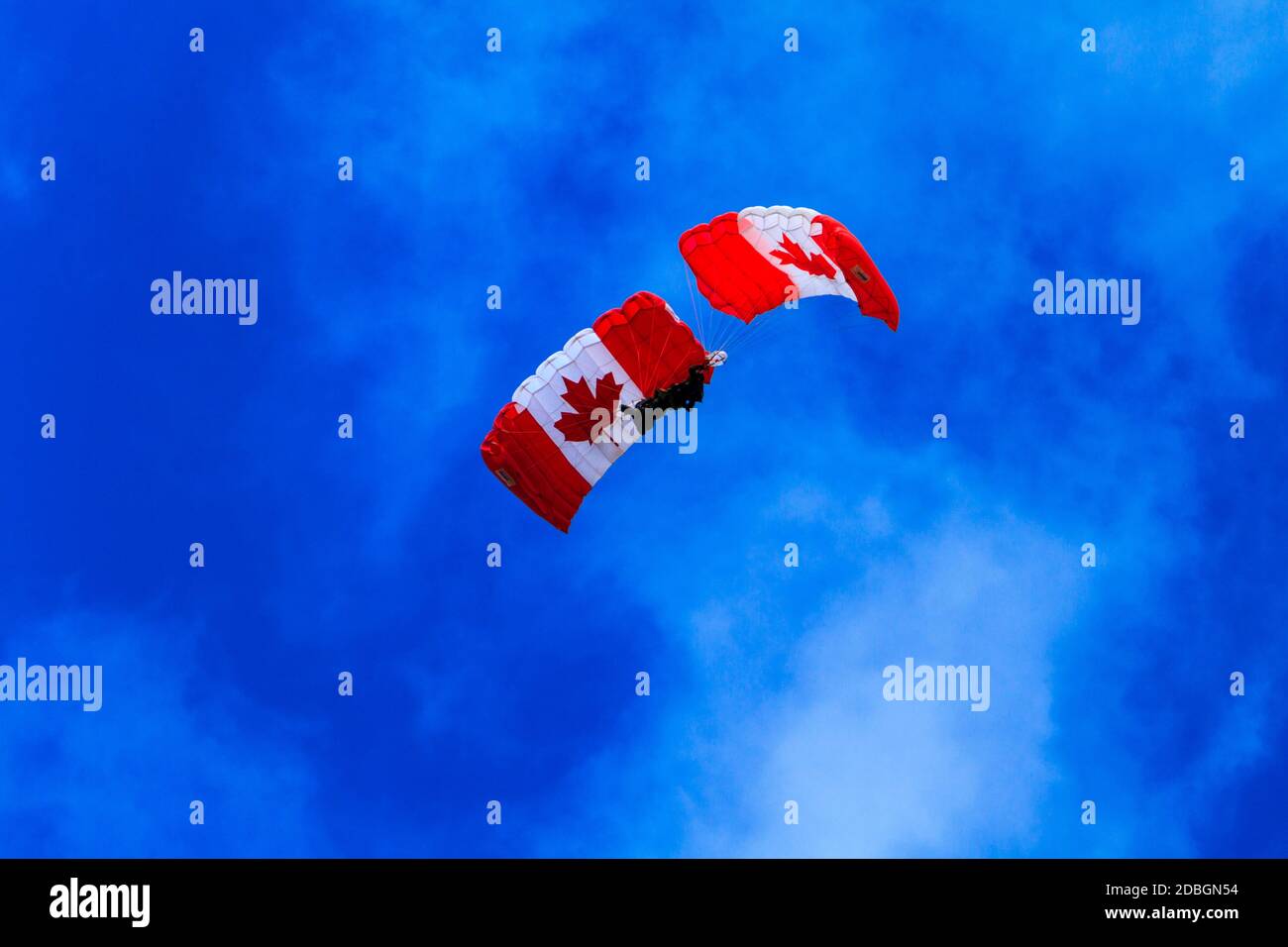 Parachute landing fall hi-res stock photography and images - Alamy