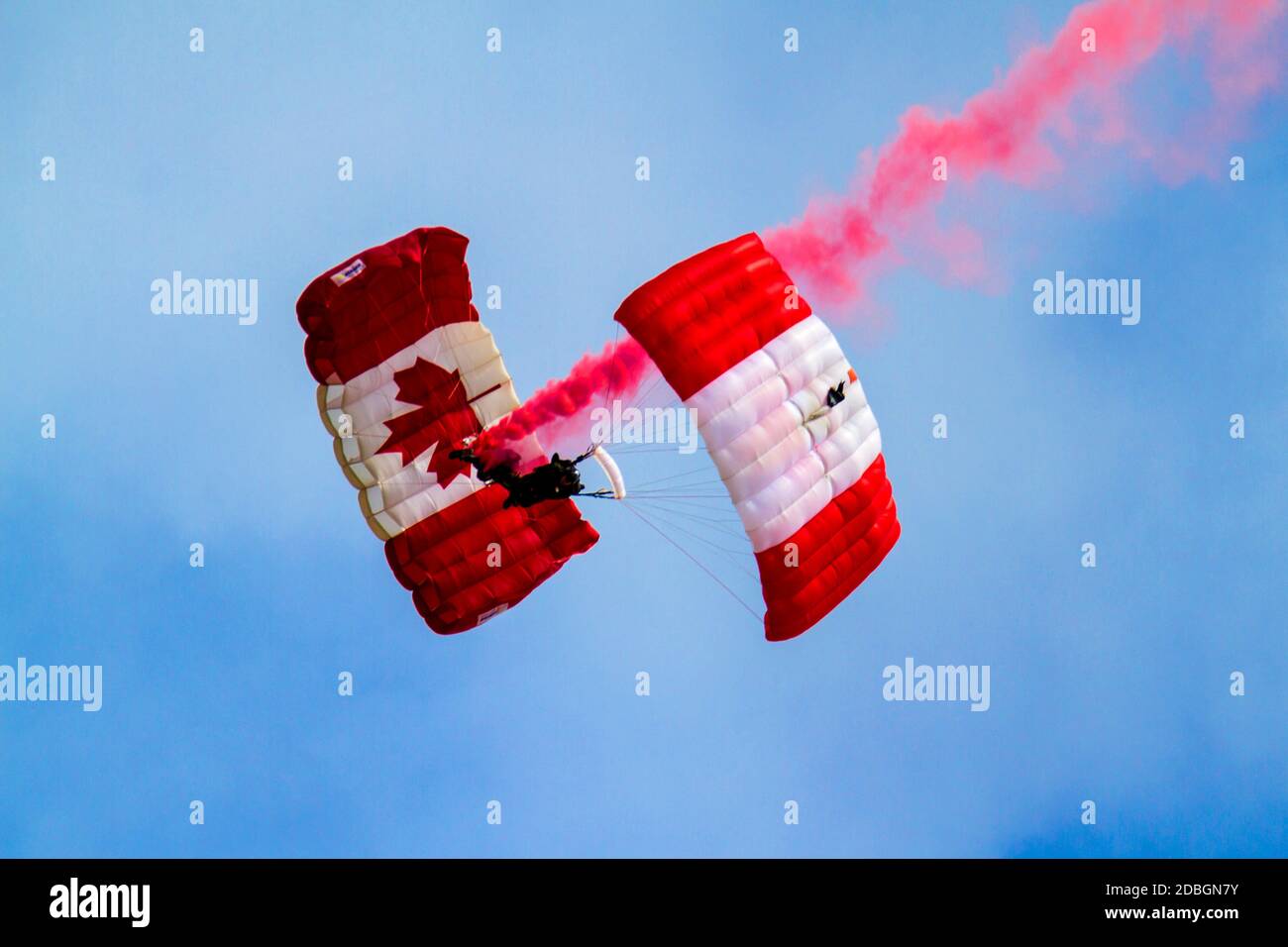 Parachute landing fall hi-res stock photography and images - Alamy