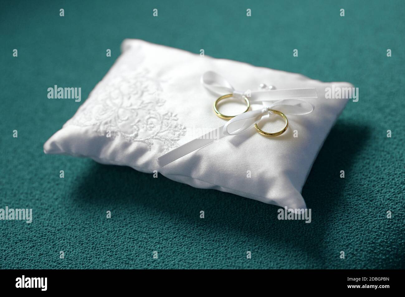 Commitment ceremony rings hi-res stock photography and images - Alamy
