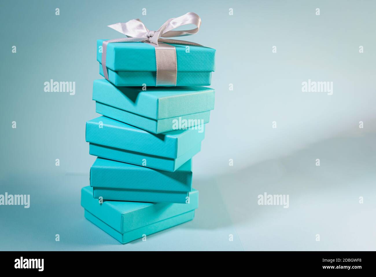 Tiffany blue box white bow hi-res stock photography and images - Alamy
