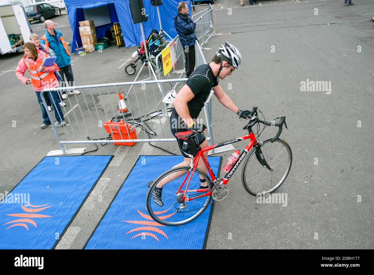 Competitors entering the transition area after the bike ride in the ...