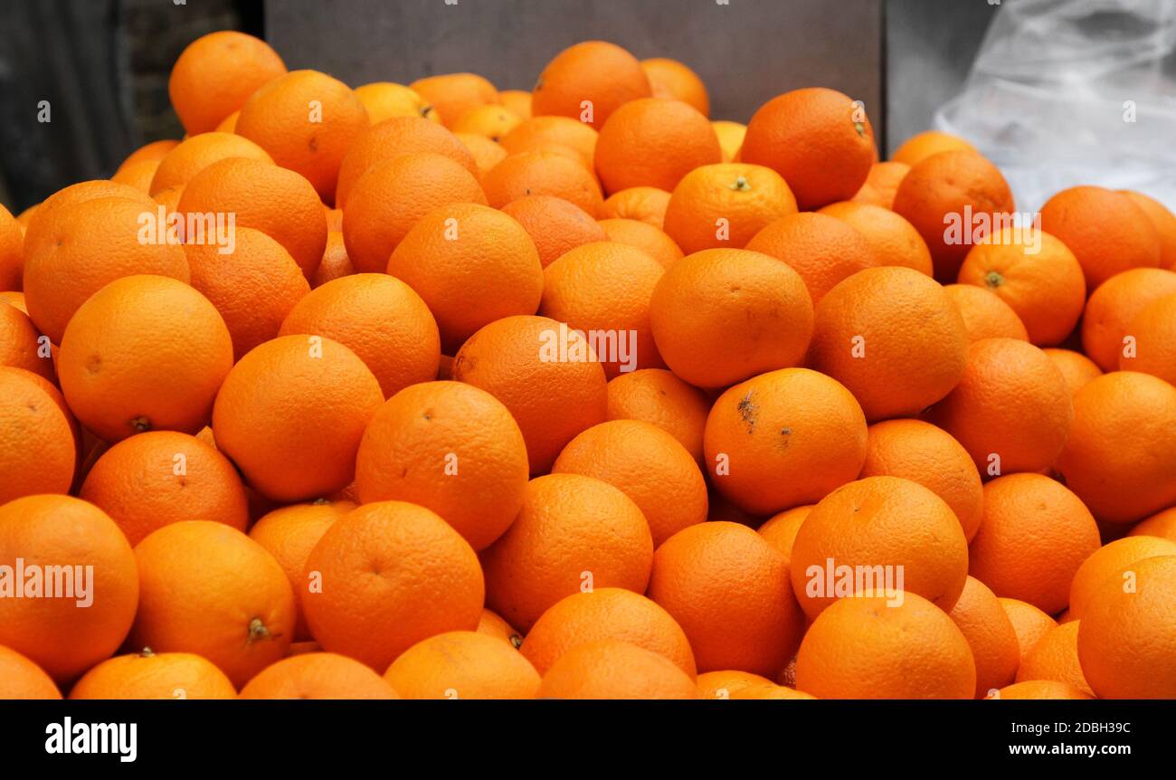 Bunch of oranges hi-res stock photography and images - Alamy