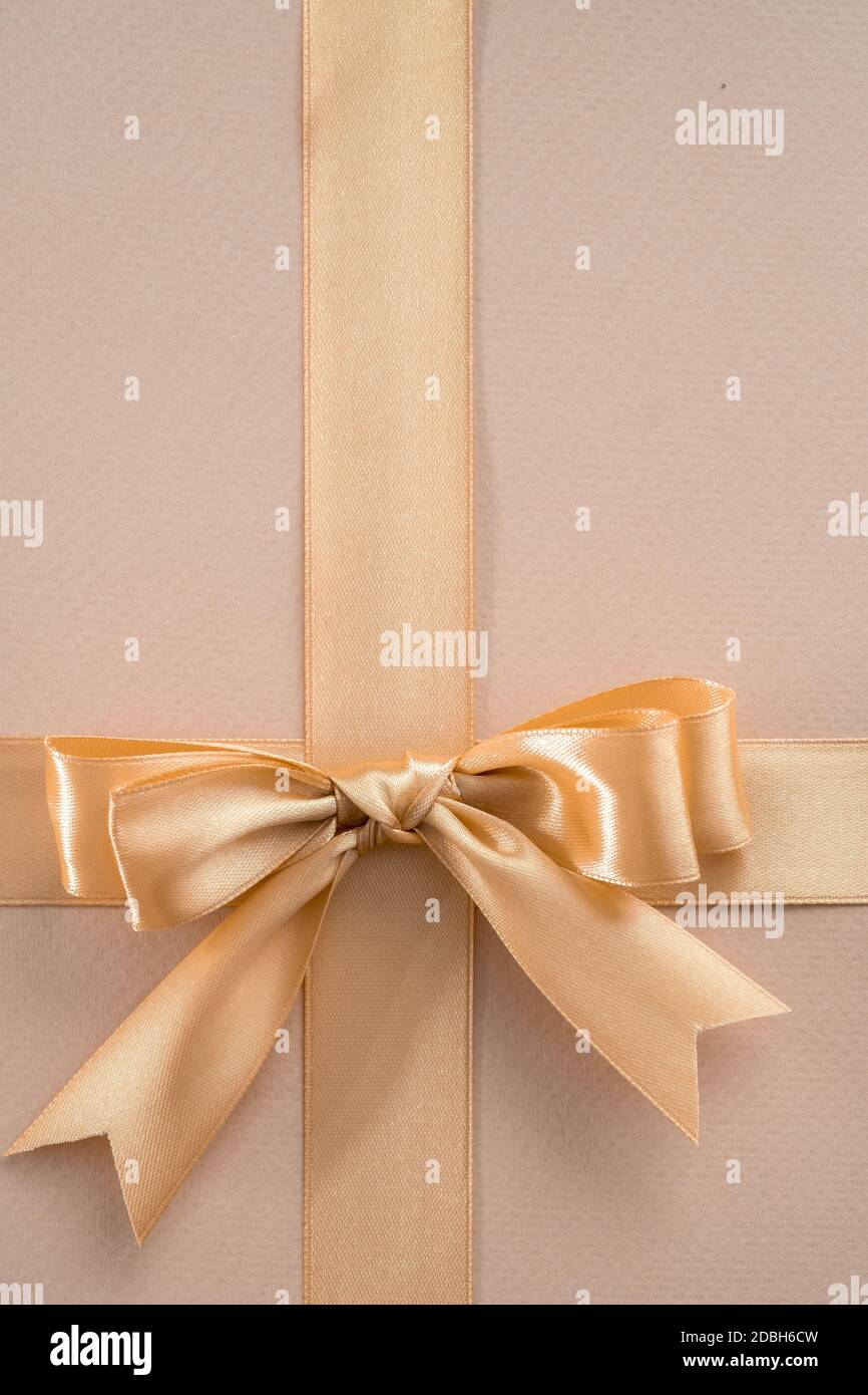 Beautiful gold ribbon bow hi-res stock photography and images - Alamy