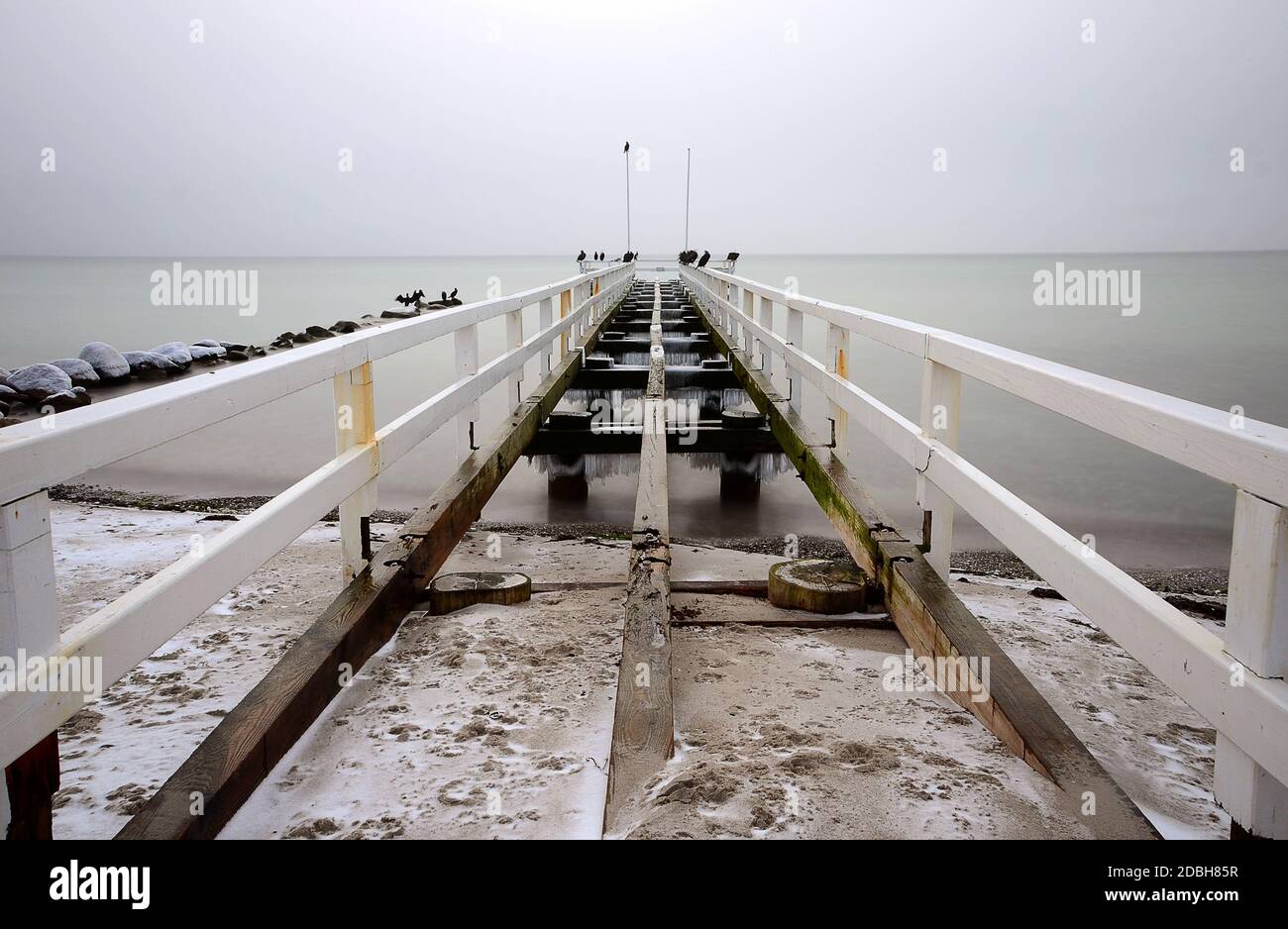 White wood pier hi-res stock photography and images - Alamy