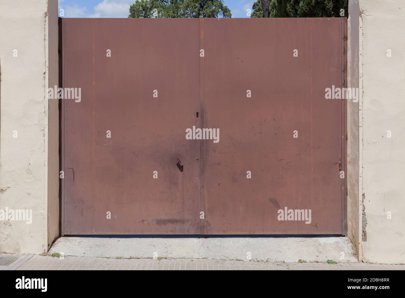 Metal brown solid Gate Stock Photo - Alamy