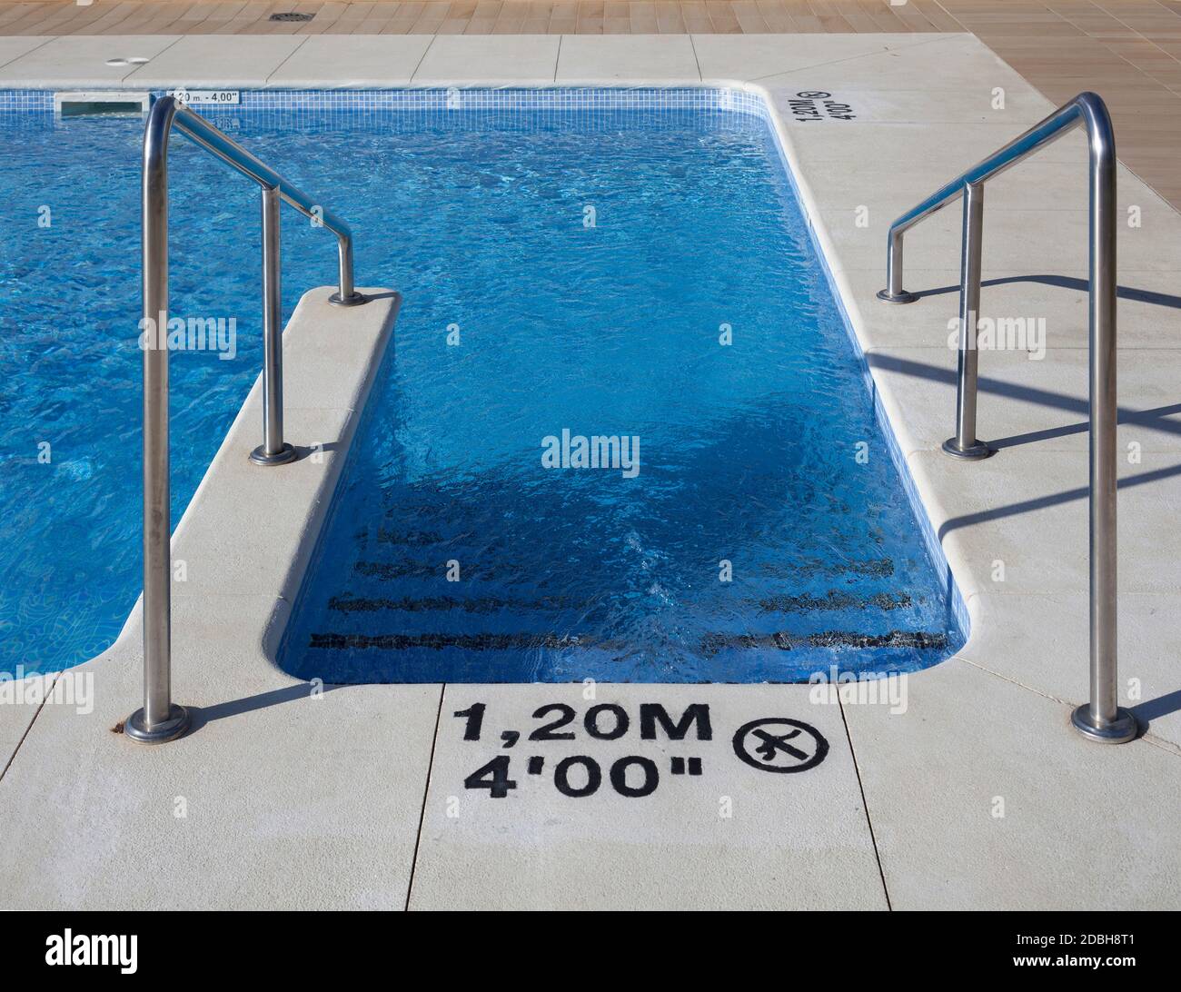 Outdoor Swimming pool with tiled floor stairs Stock Photo - Alamy