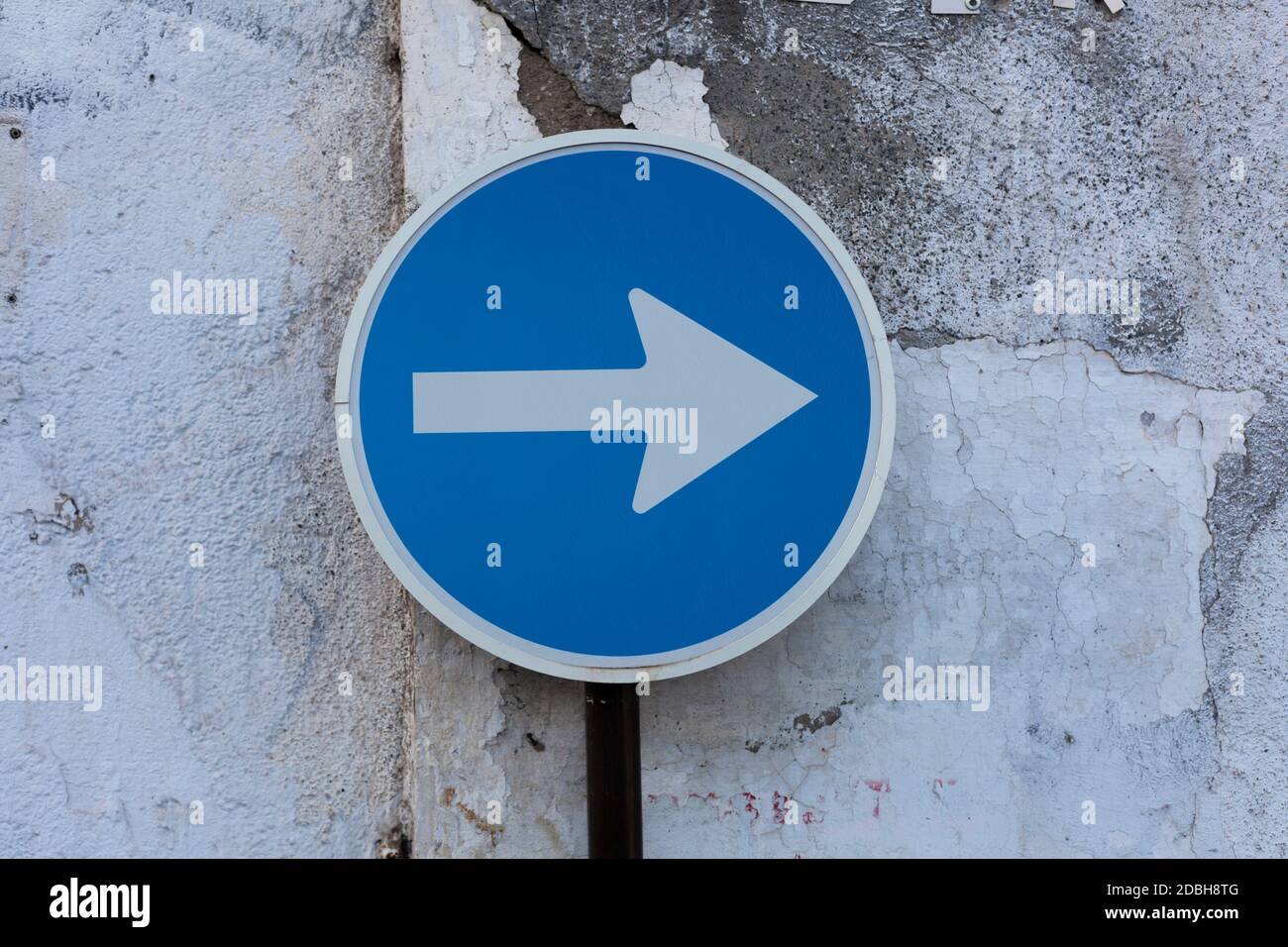One way sign pointing scratched wall Stock Photo - Alamy
