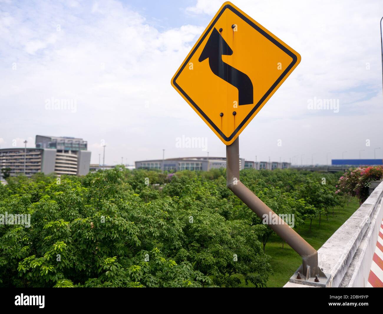 Expressway arrow sign Curve warning sign on the road Stock Photo - Alamy