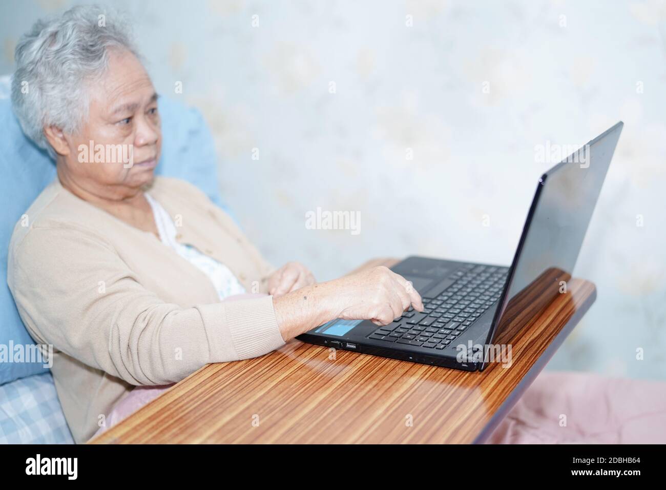 Older woman in hospital bed hi-res stock photography and images - Alamy