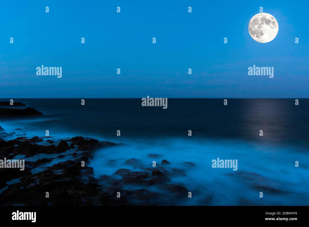 Moonlight lake shore night hi-res stock photography and images - Alamy