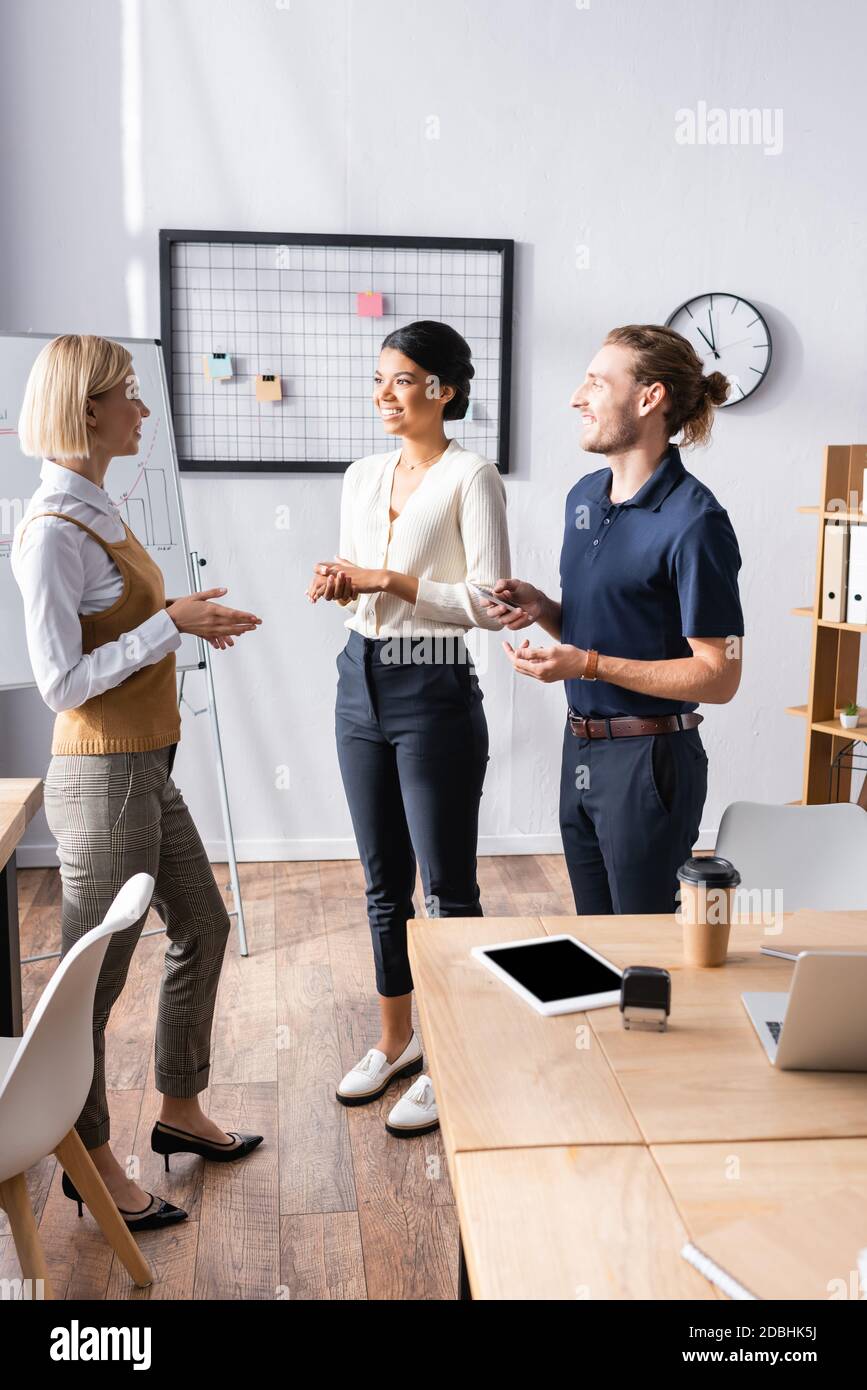 Office workers talking hi-res stock photography and images - Alamy