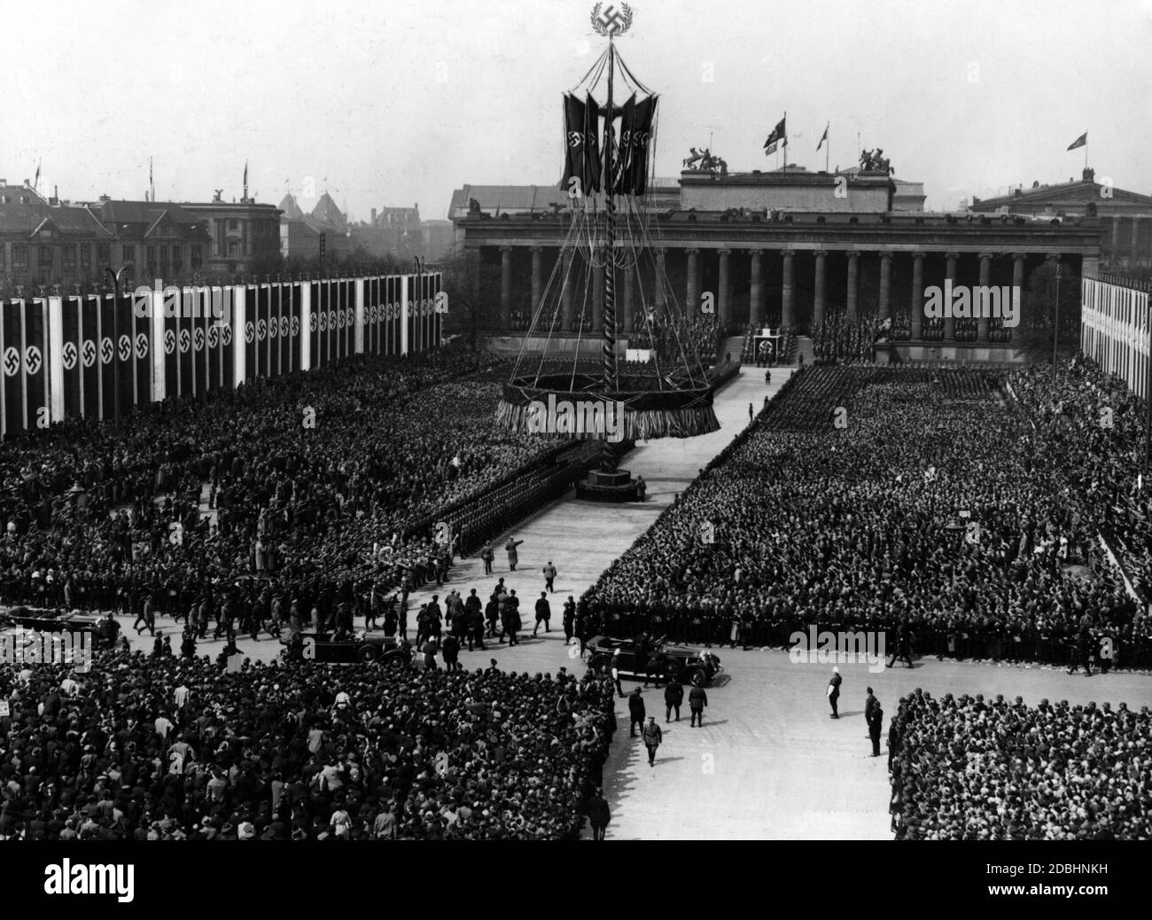 At the May Day celebration in Berlin: Hitler's arrival in the ...