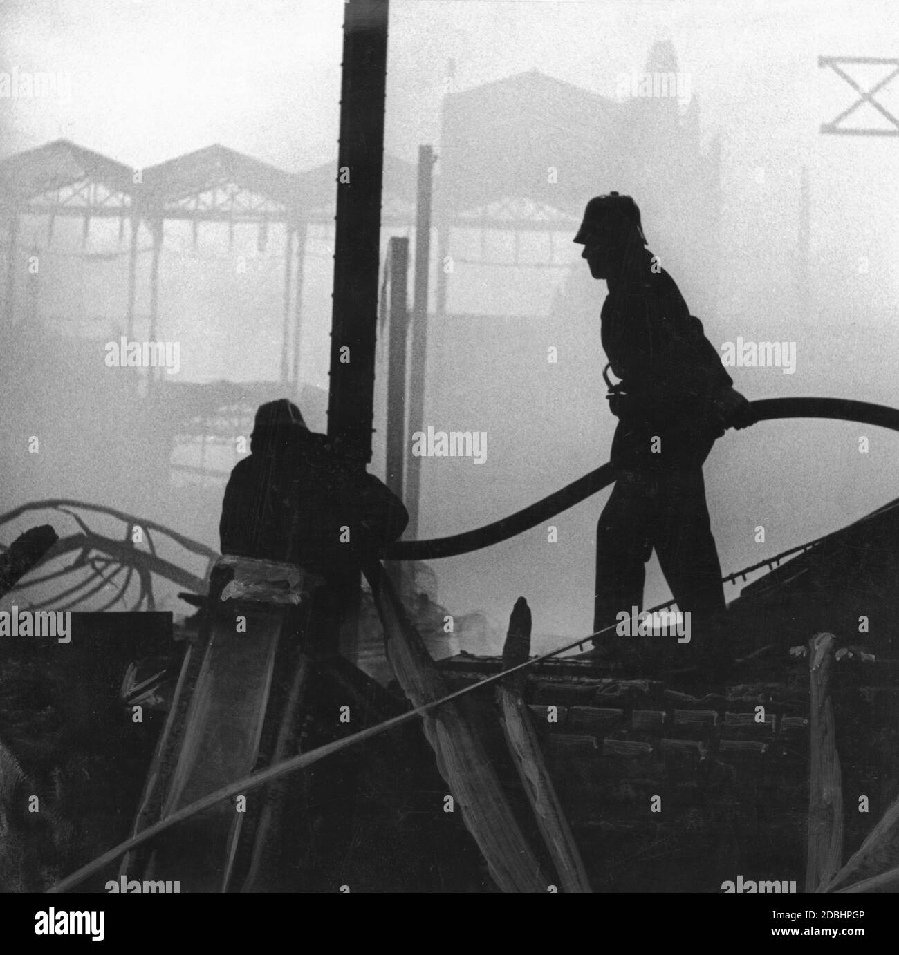 Vintage firemen hi-res stock photography and images - Alamy