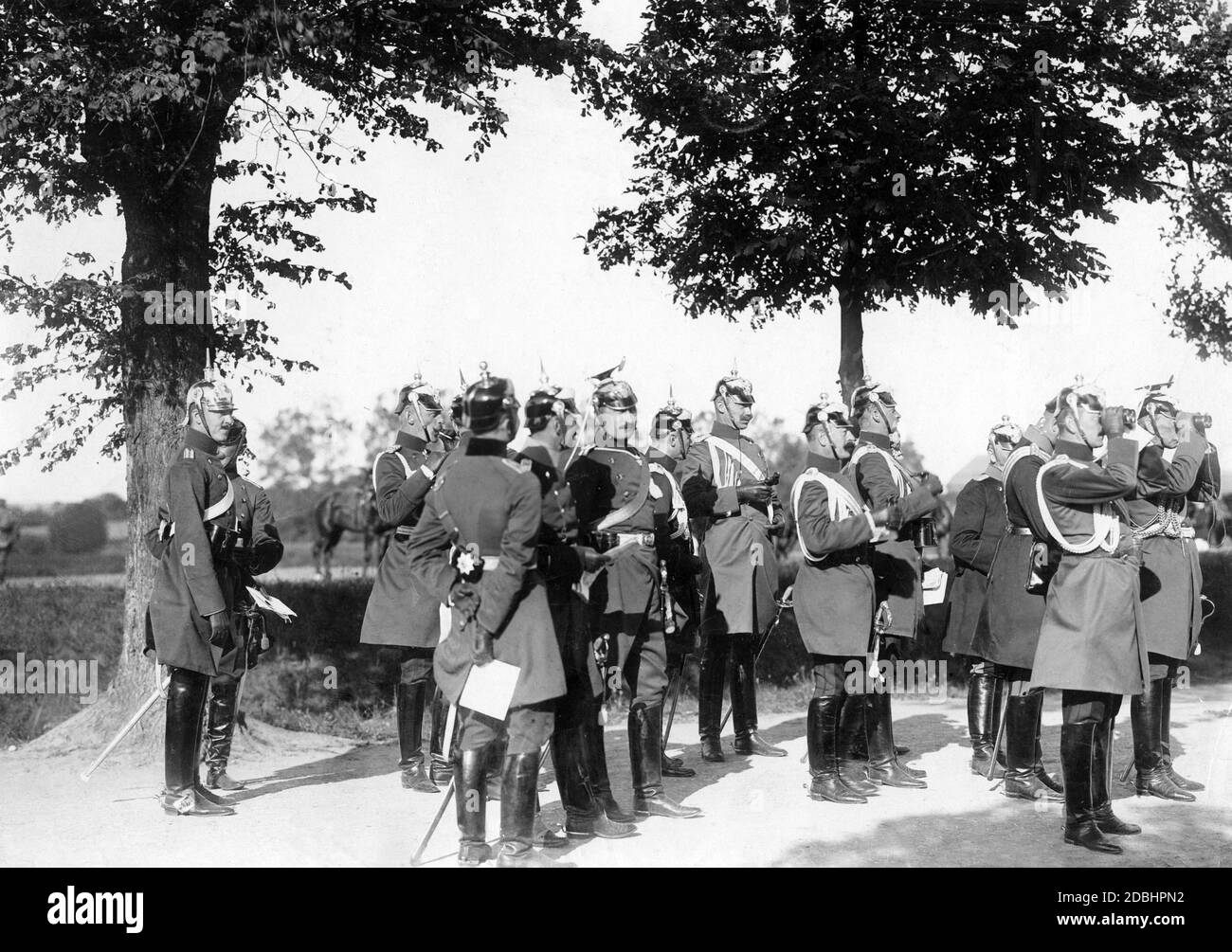 Officers of the German army supervise their soldiers during an exercise ...