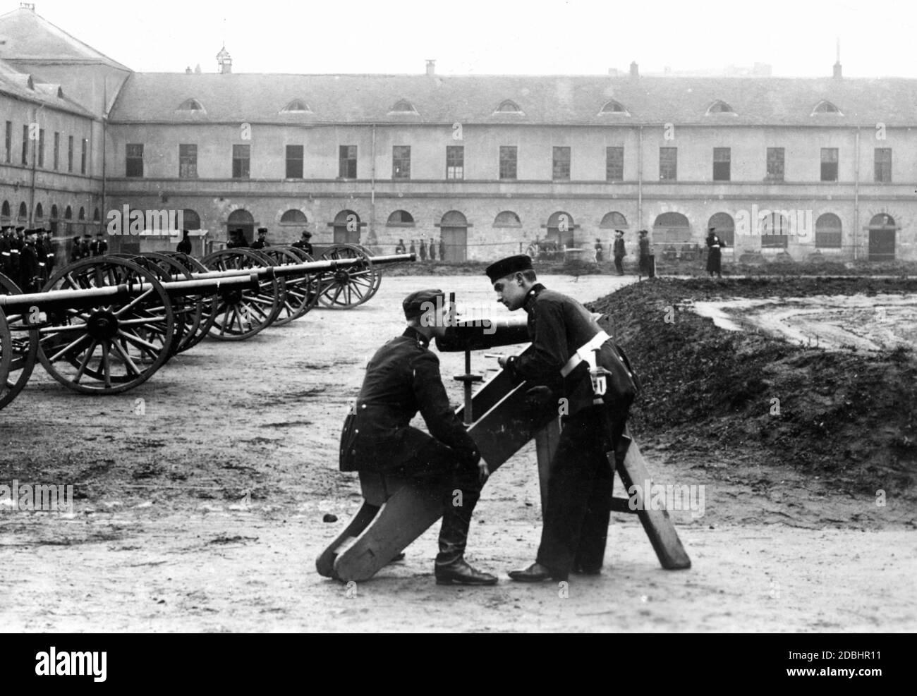Artillery training exercises hi-res stock photography and images - Alamy