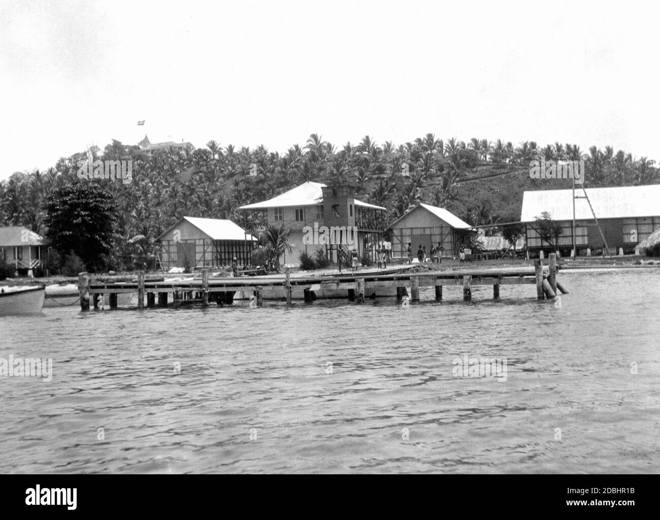 Colonization in New Guinea: the Imperial War flag is hoisted in Mioko ...