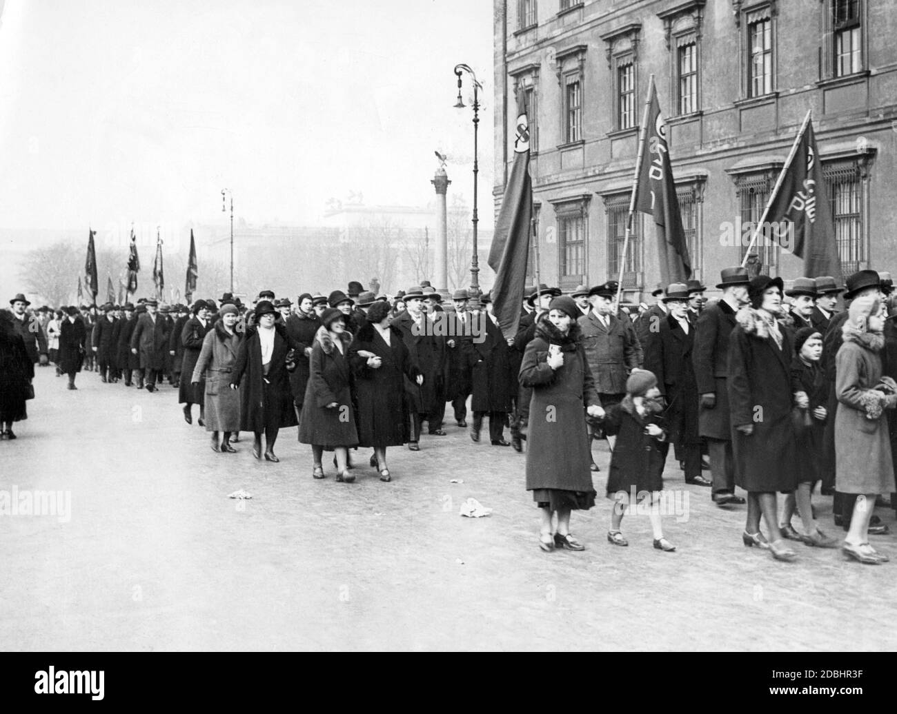 Parade of the SPD in front of the castle for Hindenburg Stock Photo - Alamy