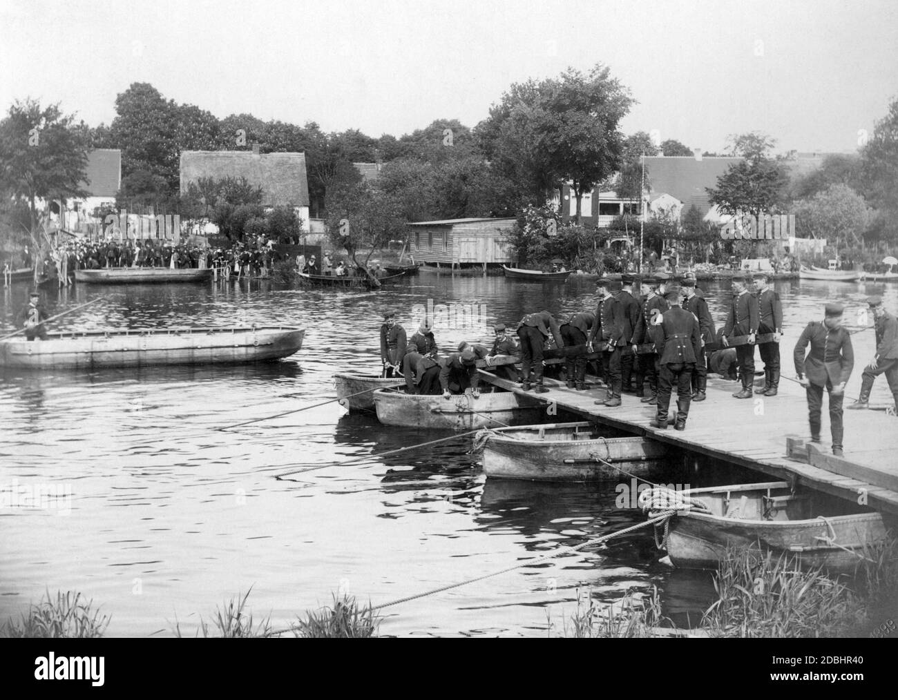 Army Bridge Building Black and White Stock Photos & Images - Alamy