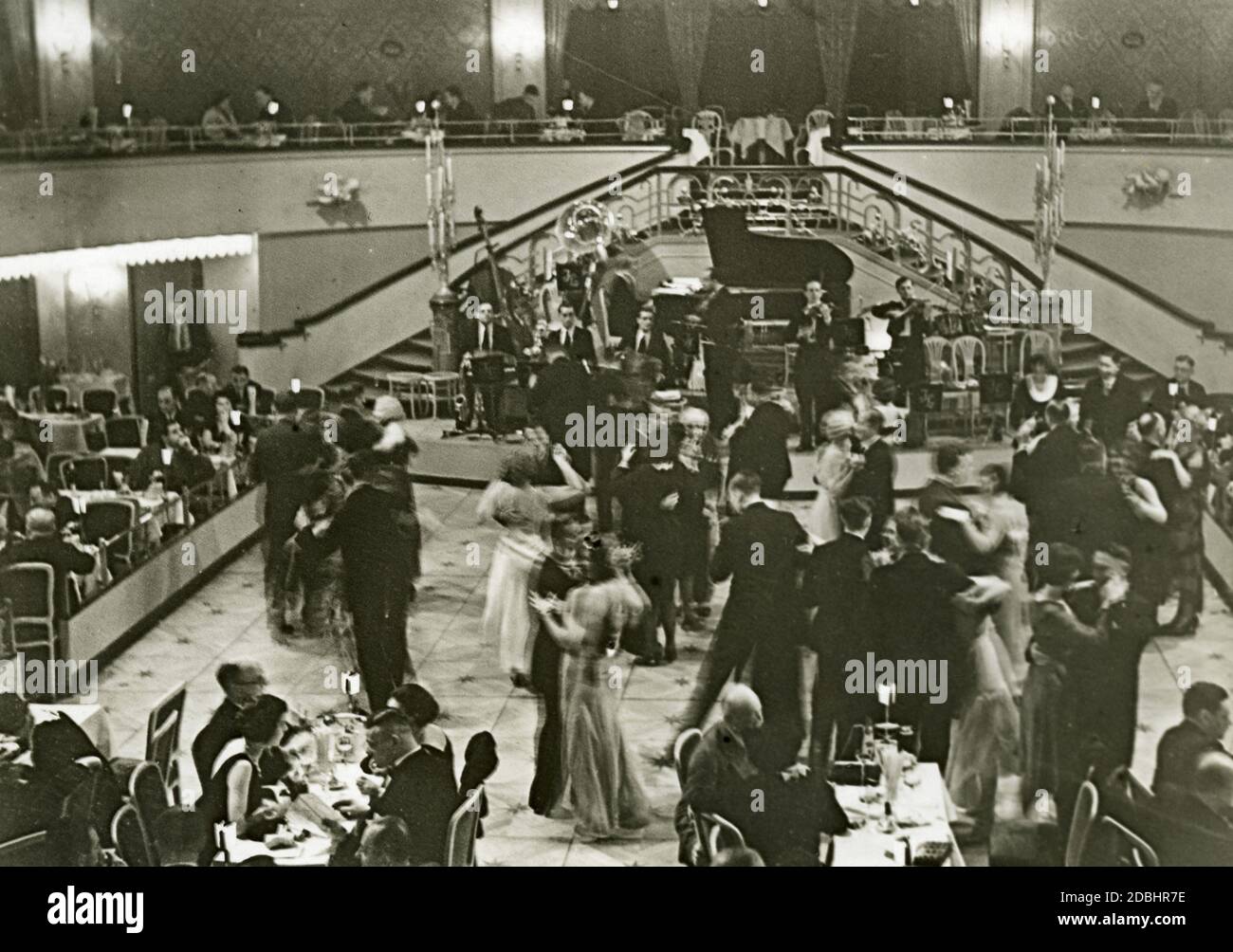 Numerous couples dancing in the ballroom of the Femina-Palast in Berlin ...