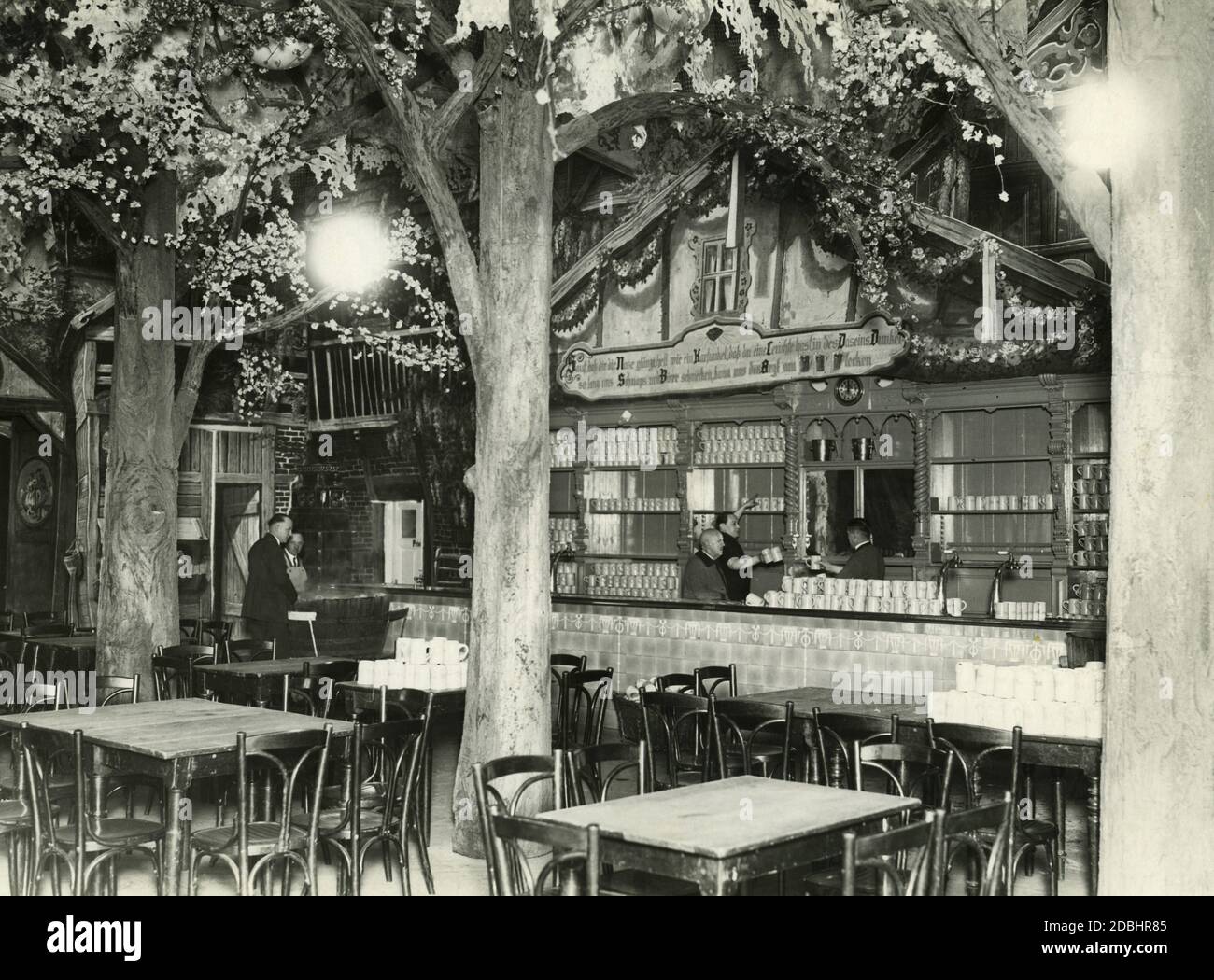 Beer drink 1930 hi-res stock photography and images - Alamy