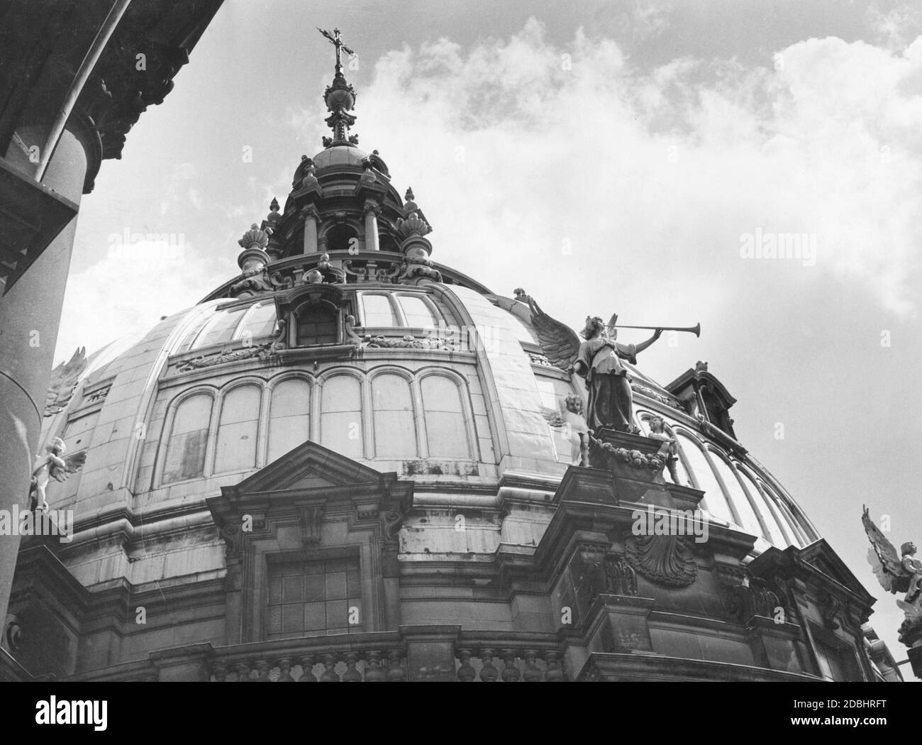 The photograph shows the dome of the Berlin Cathedral with its statues ...