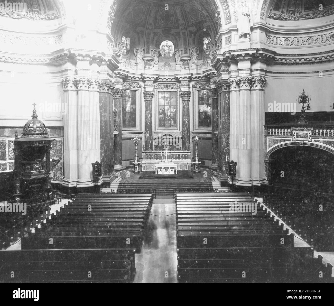 The photograph shows the interior of the Berlin Cathedral with pulpit ...
