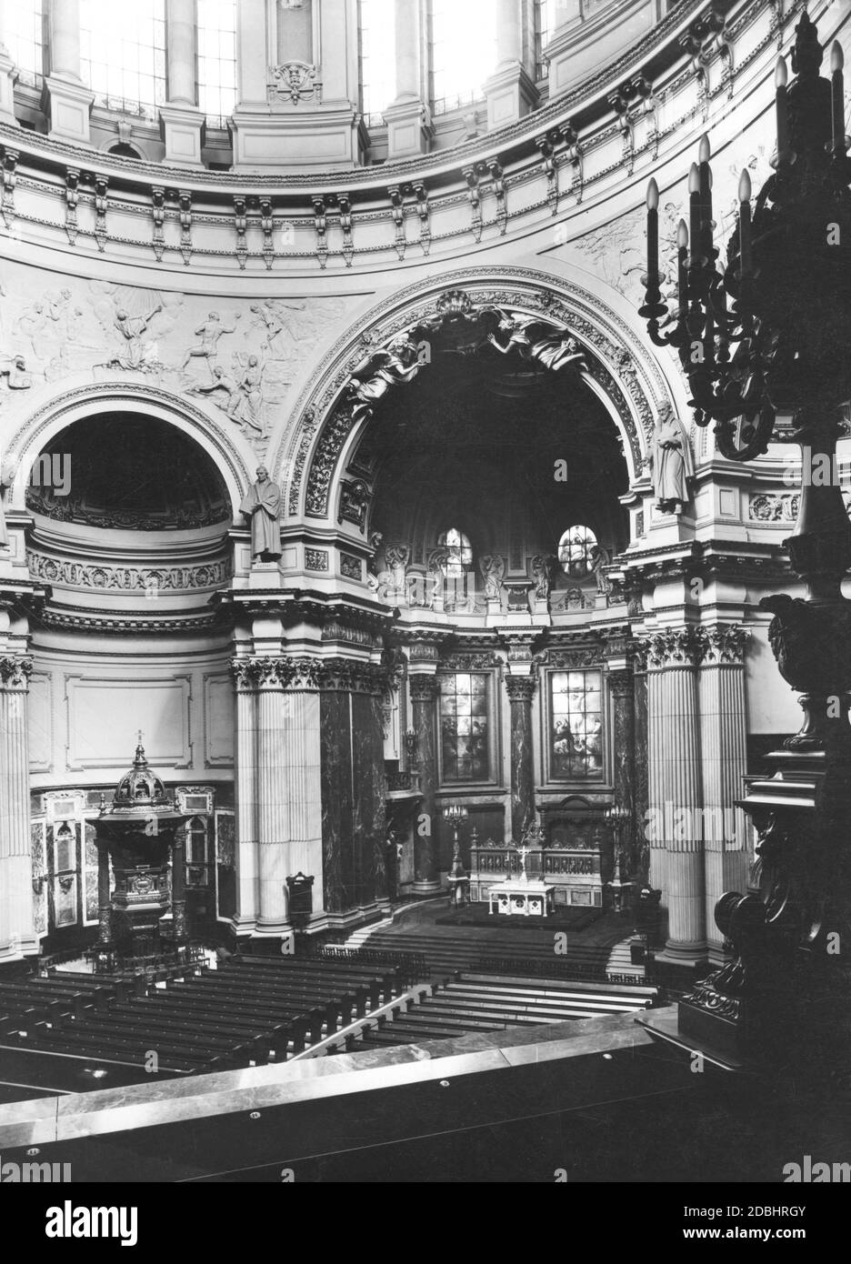 Altar and pulpit hi-res stock photography and images - Alamy