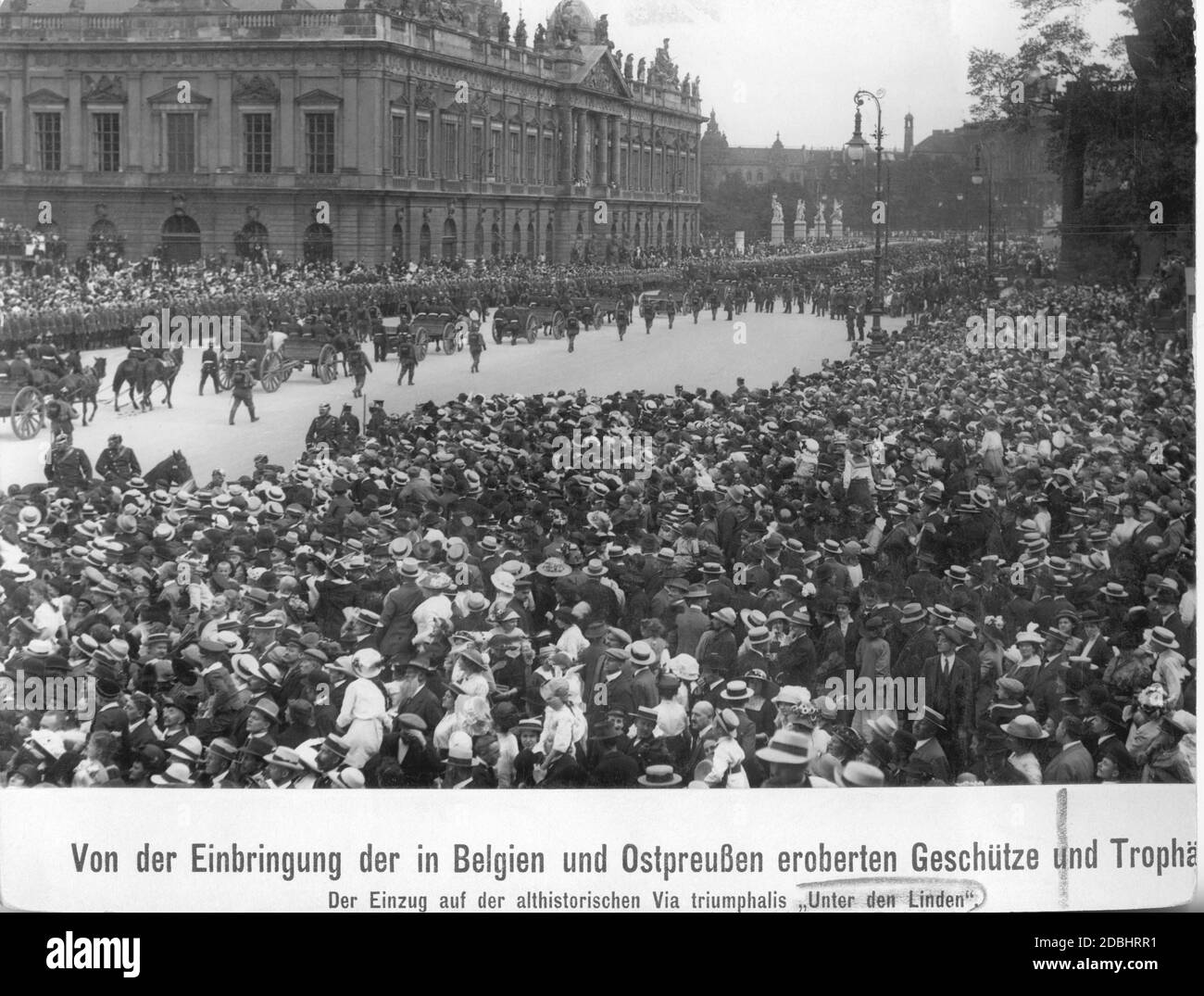 Artillery soldiers travel through Berlin with horse-drawn guns in ...