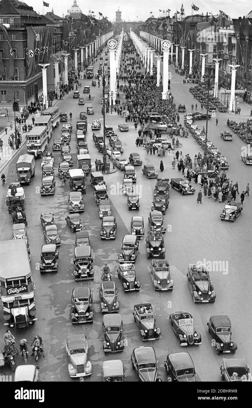 Brandenburg gate flags 1930s Black and White Stock Photos & Images - Alamy
