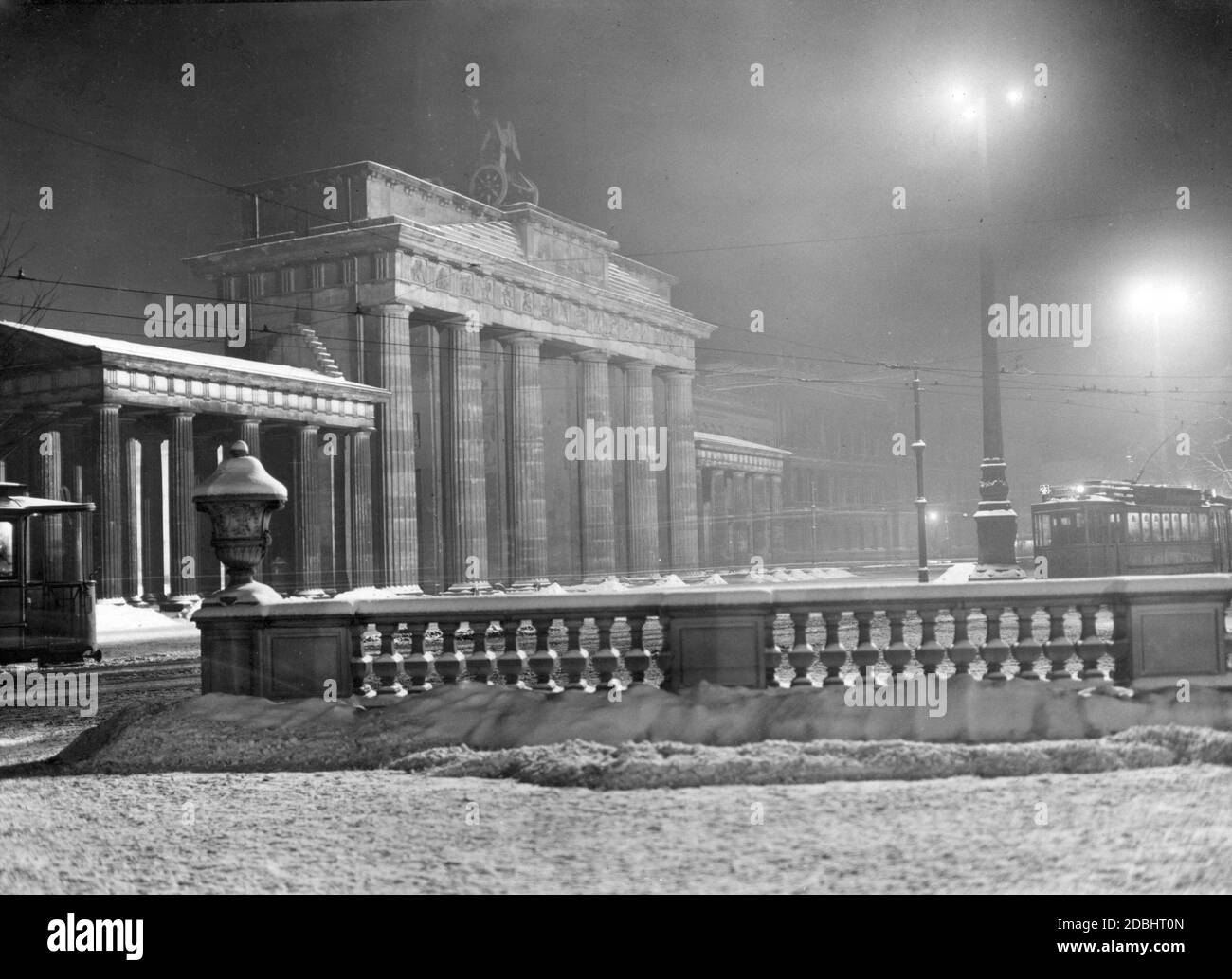 Brandenburg gate berlin snow Black and White Stock Photos & Images - Alamy