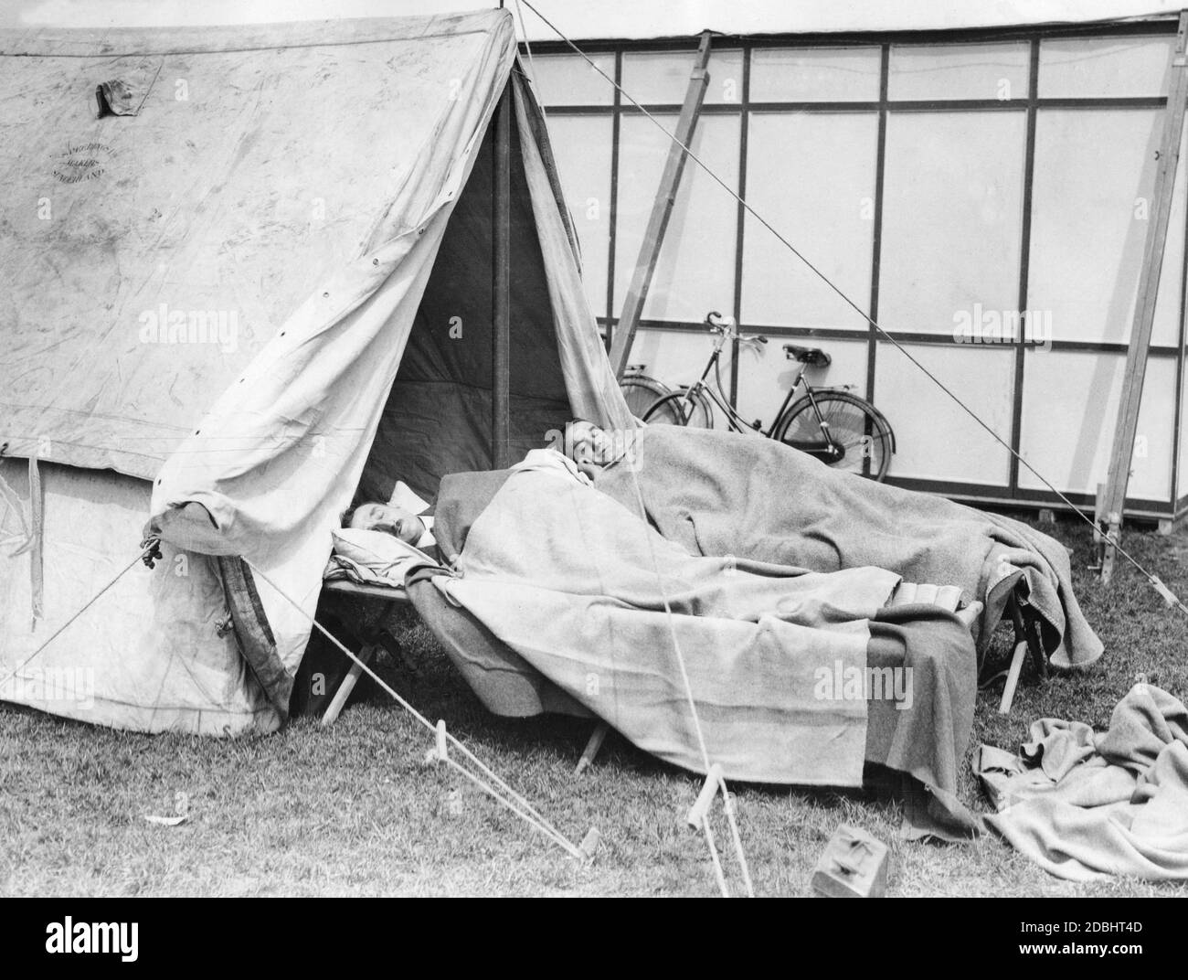 Shift workers sleeping hi-res stock photography and images - Alamy