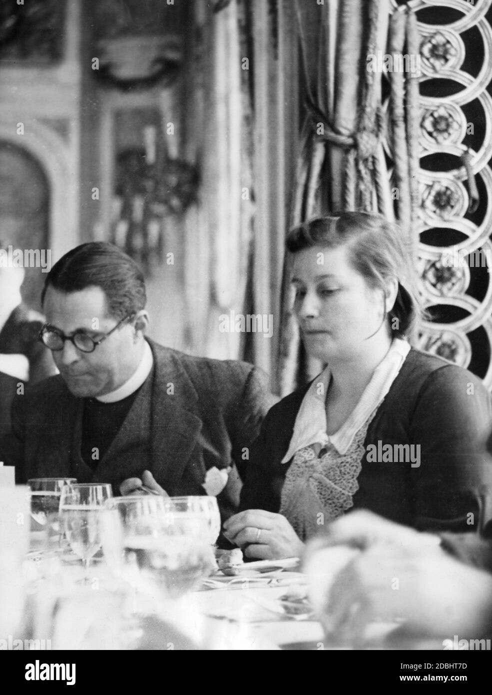 Peace pledge union 1930s hi-res stock photography and images - Alamy