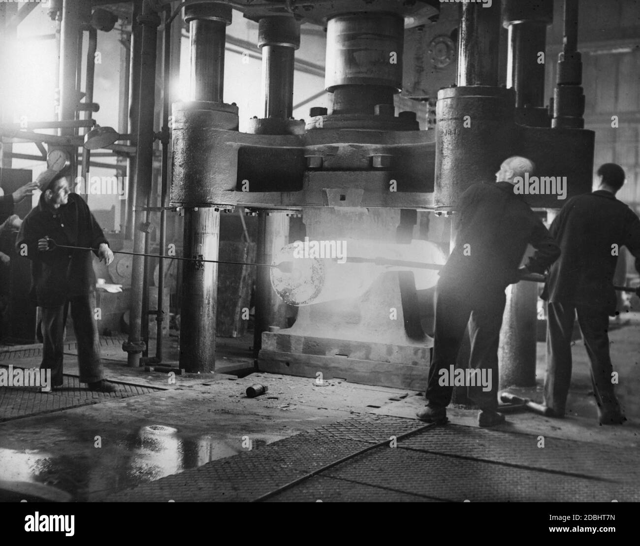 Workers in an English armaments factory during the production of an air ...