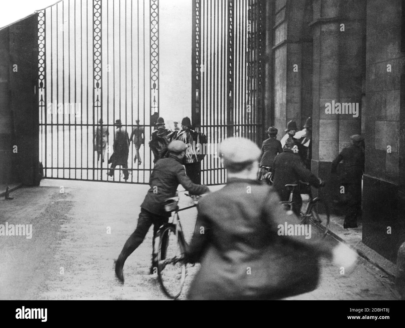 Policeman 1930s london hi-res stock photography and images - Alamy