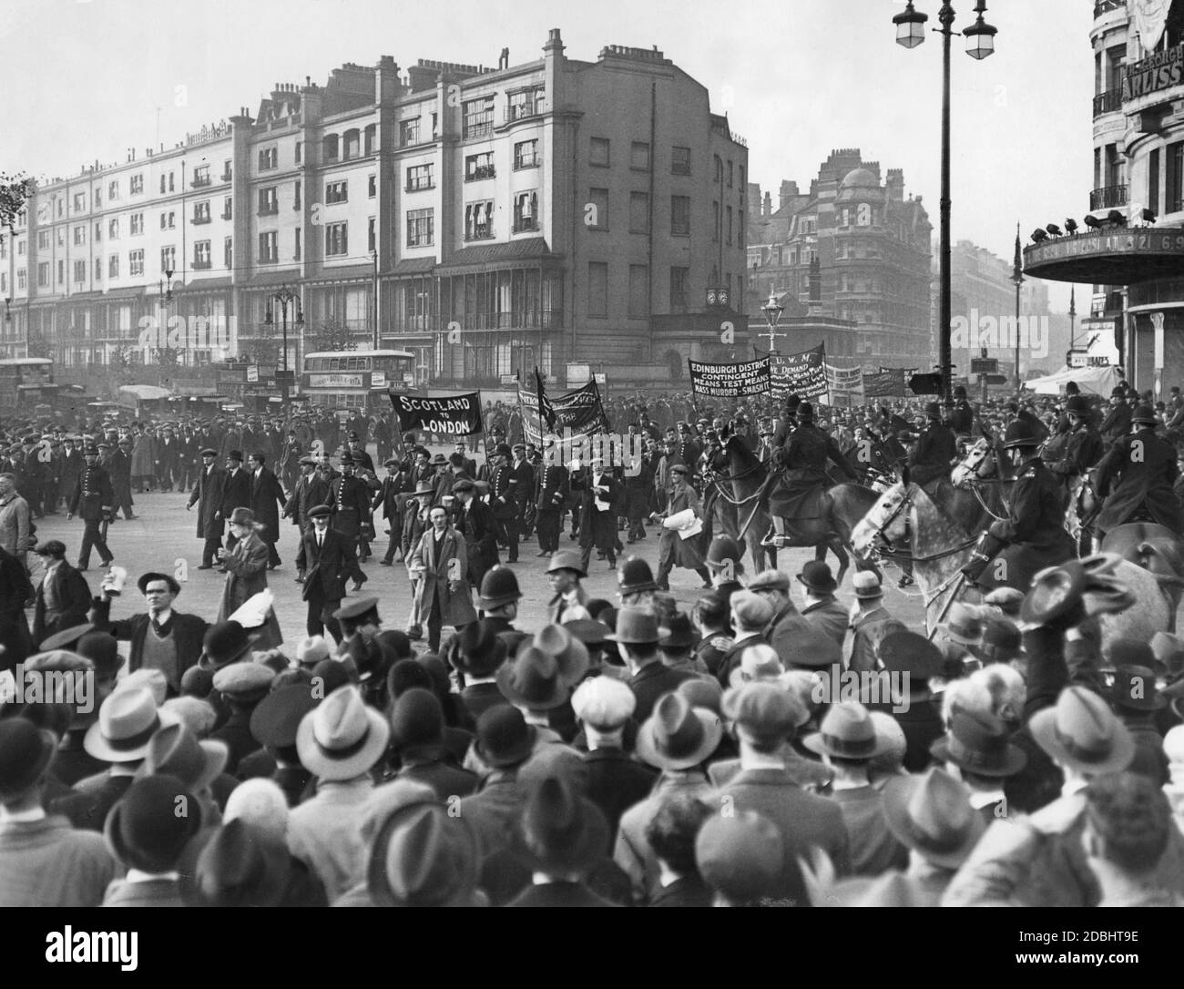 Crowd of people 1930s hi-res stock photography and images - Alamy