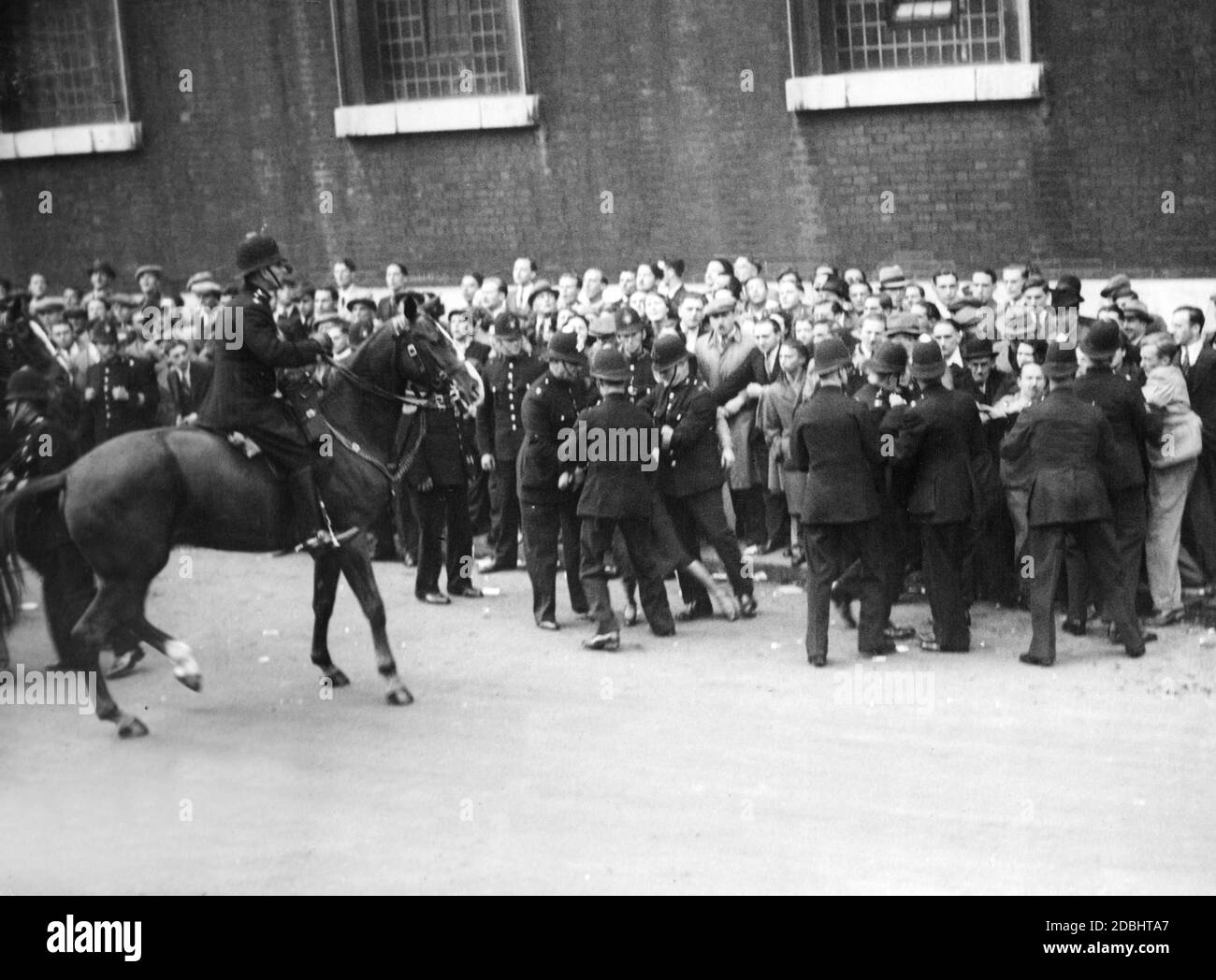 1940s police uniform hi-res stock photography and images - Alamy