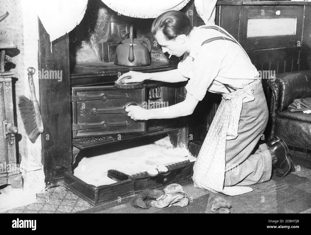 Housework 1930s hi-res stock photography and images - Alamy