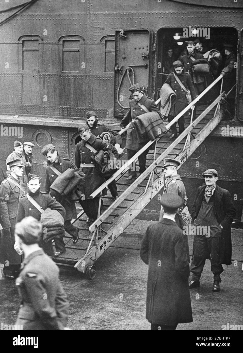 1940s australian soldiers Black and White Stock Photos & Images - Alamy