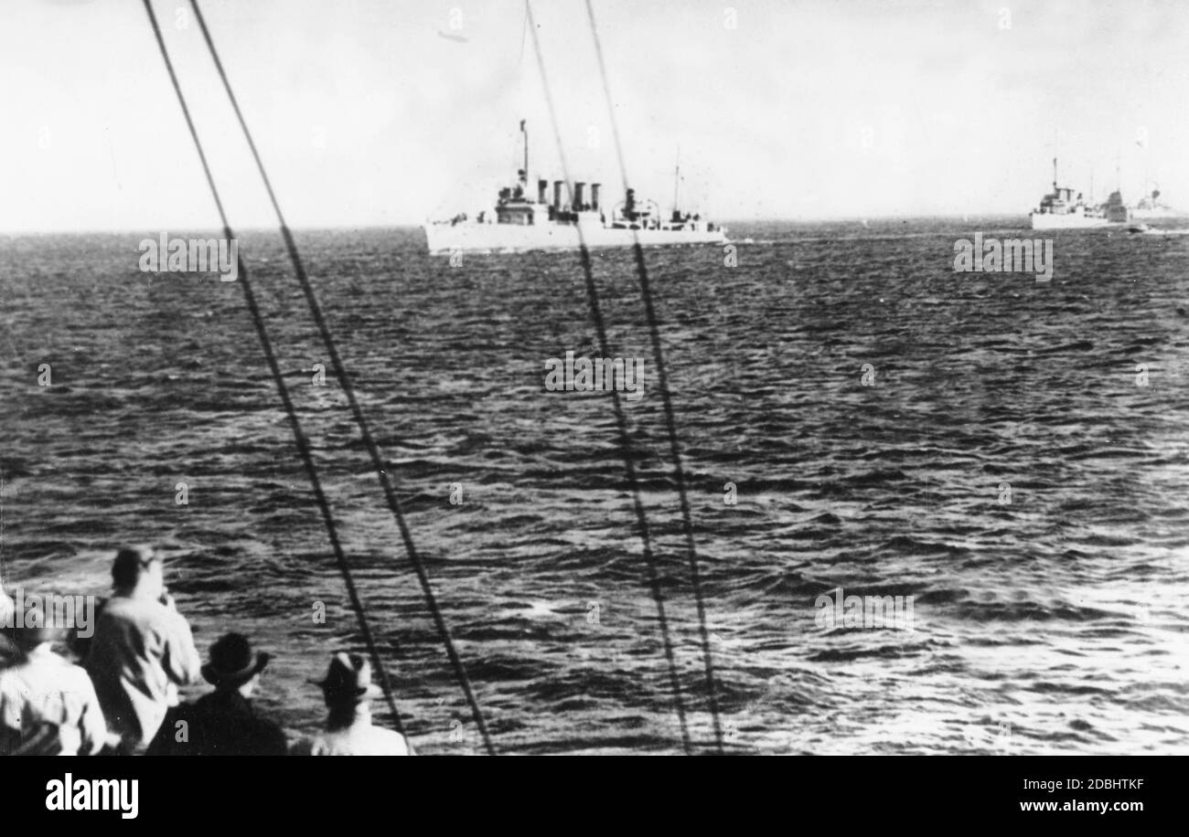 Destroyer base agreement hi-res stock photography and images - Alamy