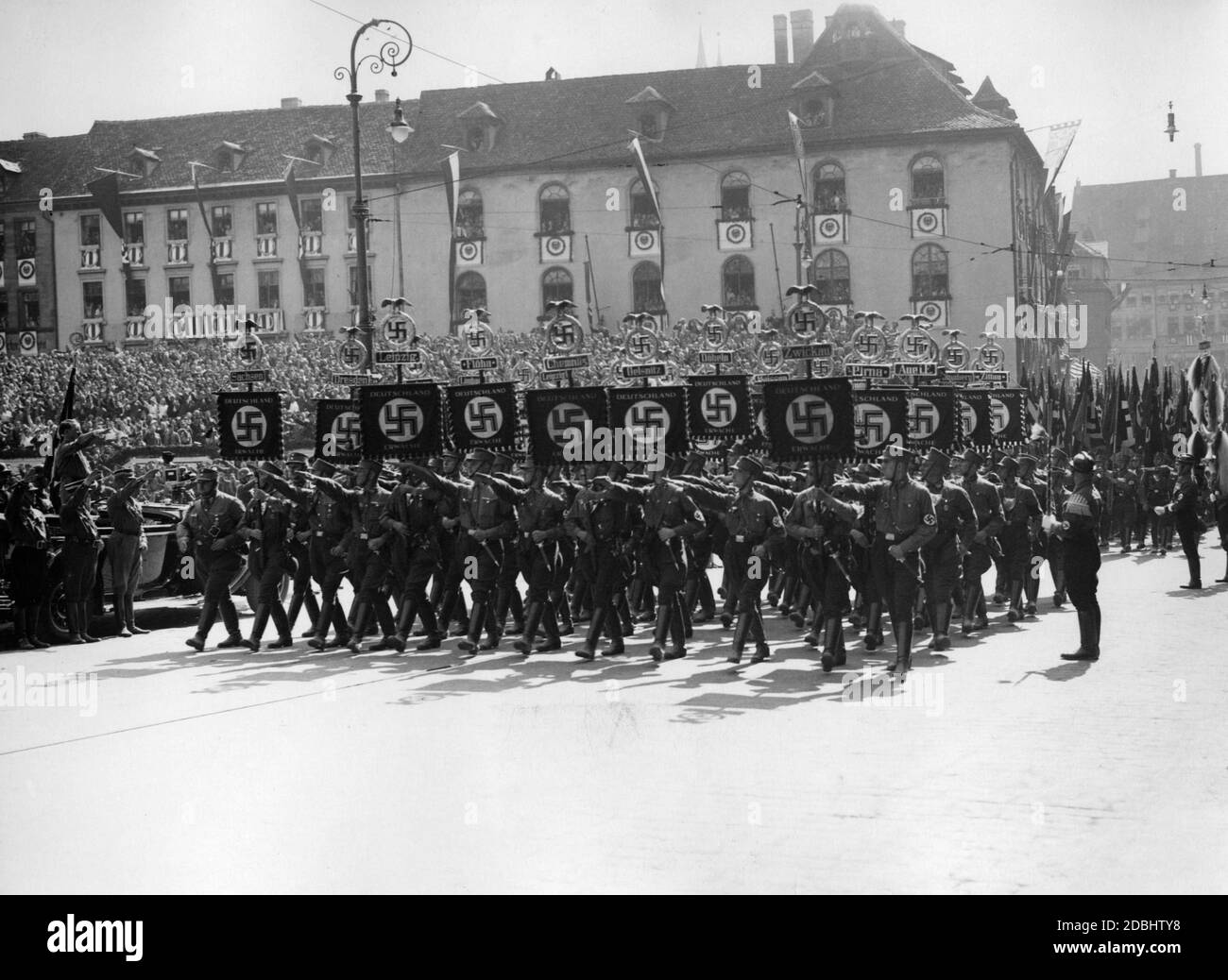 Adolf hitler nazi salute hi-res stock photography and images - Alamy