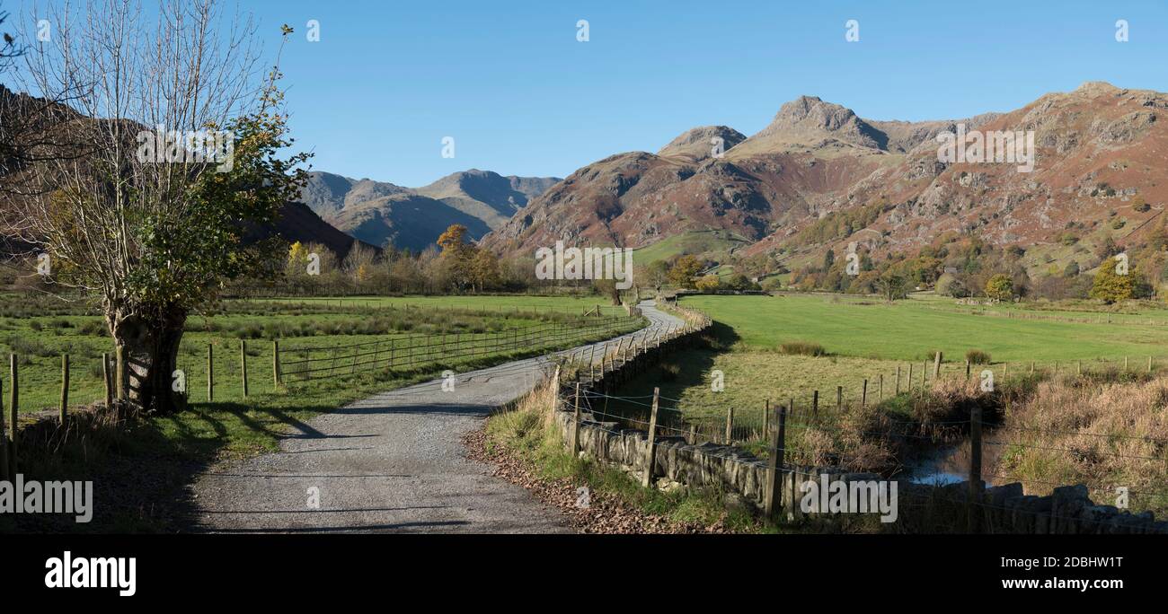Gravel track through the Langdale Valley, English Lake District, UK ...